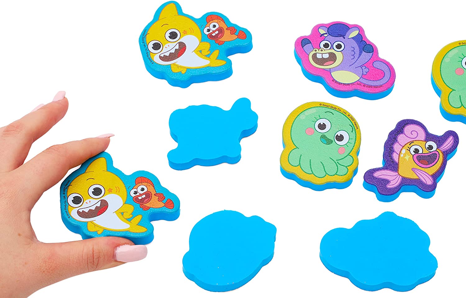 Baby Shark Bathtime Playset Featuring Memory Match Game & Crayon ...